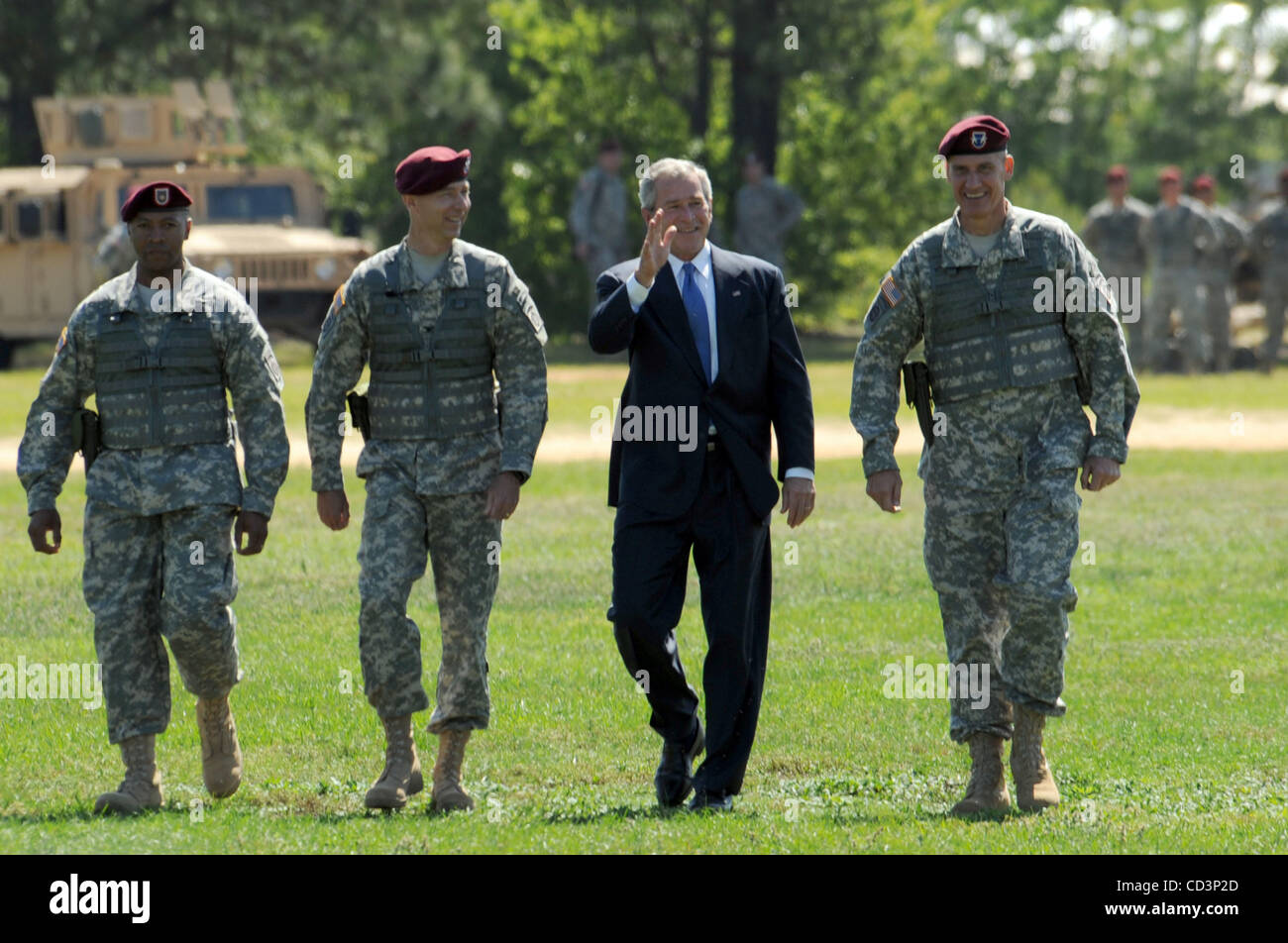 May 22, 2008 - Fort Bragg, North Carolina; USA - (R-L) Commanding Major ...