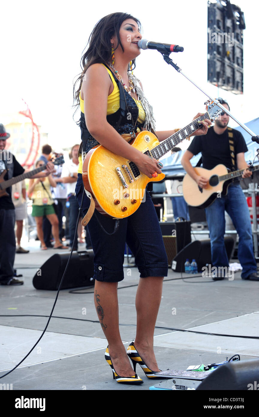 Crystal shawanda hi-res stock photography and images - Alamy