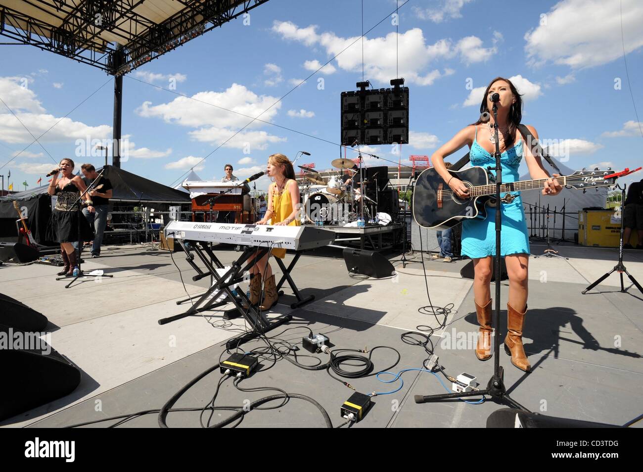 Nashville country music festival fans hi-res stock photography and ...