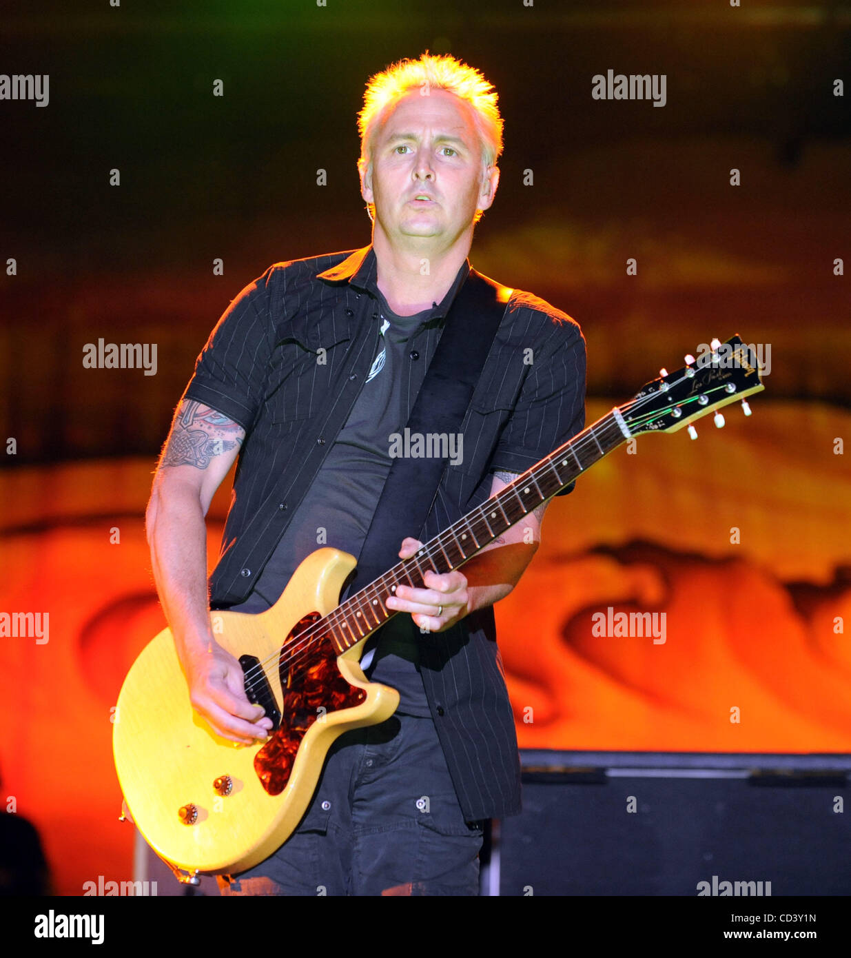 Jun 14, 2008 - Manchester, Tennessee, USA - Guitarist MIKE MCCREADY of ...