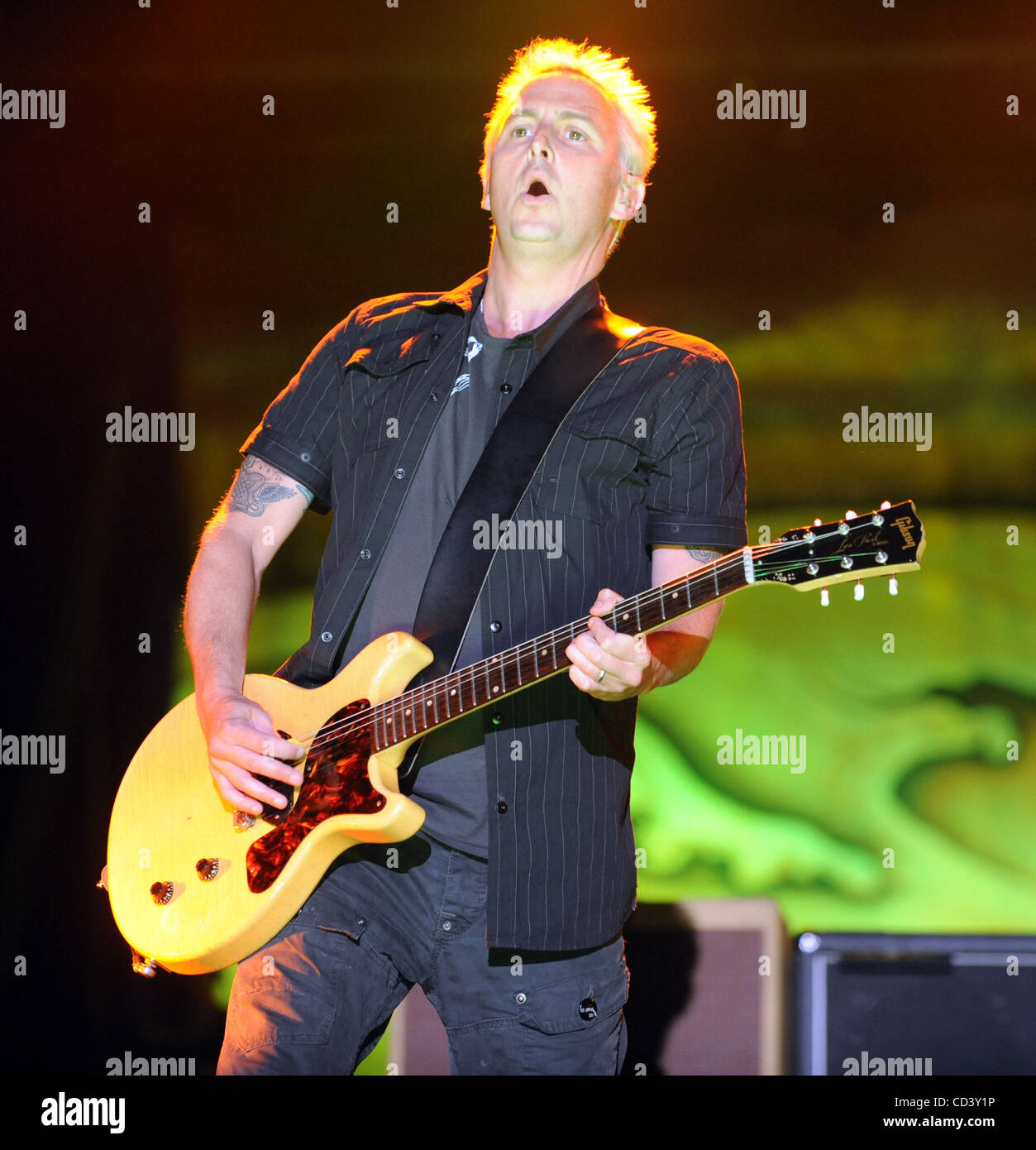 Guitarist mike mccready hi-res stock photography and images - Alamy