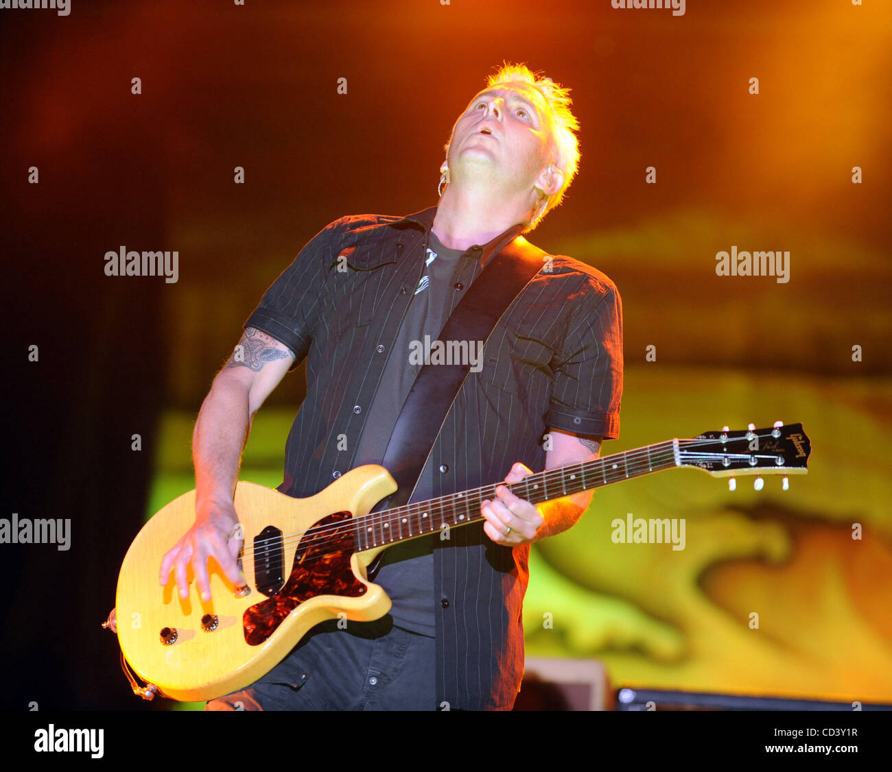 Jun 14, 2008 - Manchester, Tennessee, USA - Guitarist MIKE MCCREADY of ...
