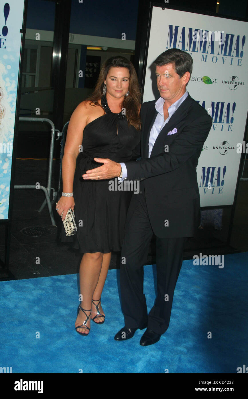 Pierce brosnan keely shave hi-res stock photography and images - Alamy