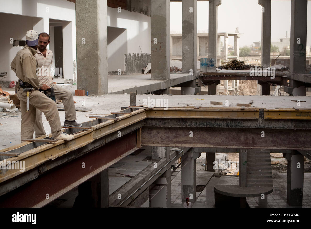 Jul 16, 2008 - Arbil, Kurdistan, Iraq - Construction workers work on ...