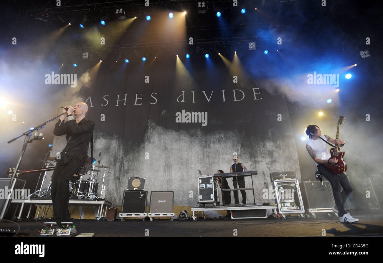 July 25, 2008 - Raleigh, North Carolina; USA - (L-R) Singer / Guitarist ...