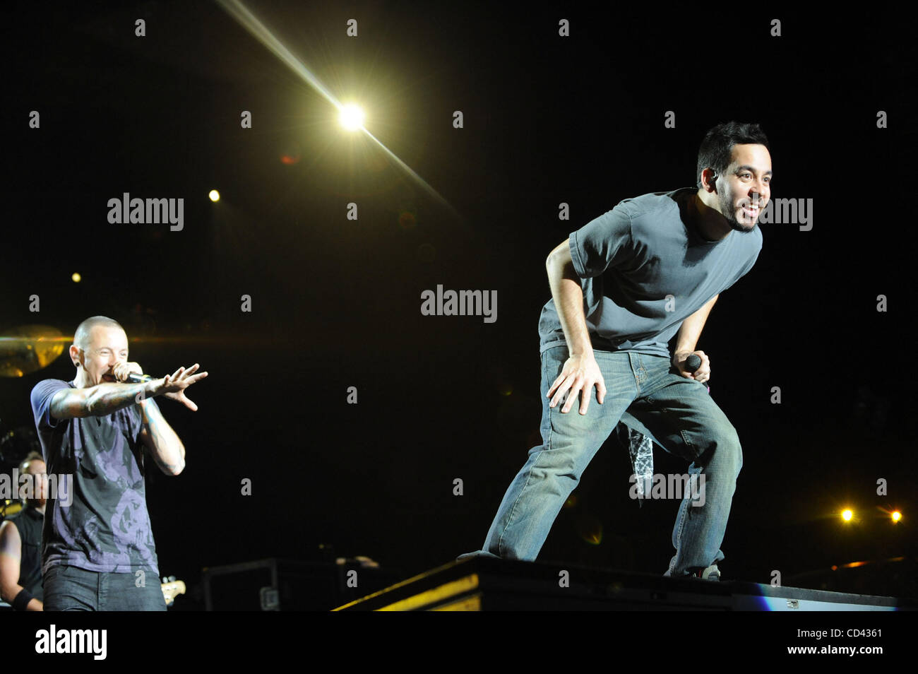 Mike shinoda and chester bennington hi-res stock photography and images ...