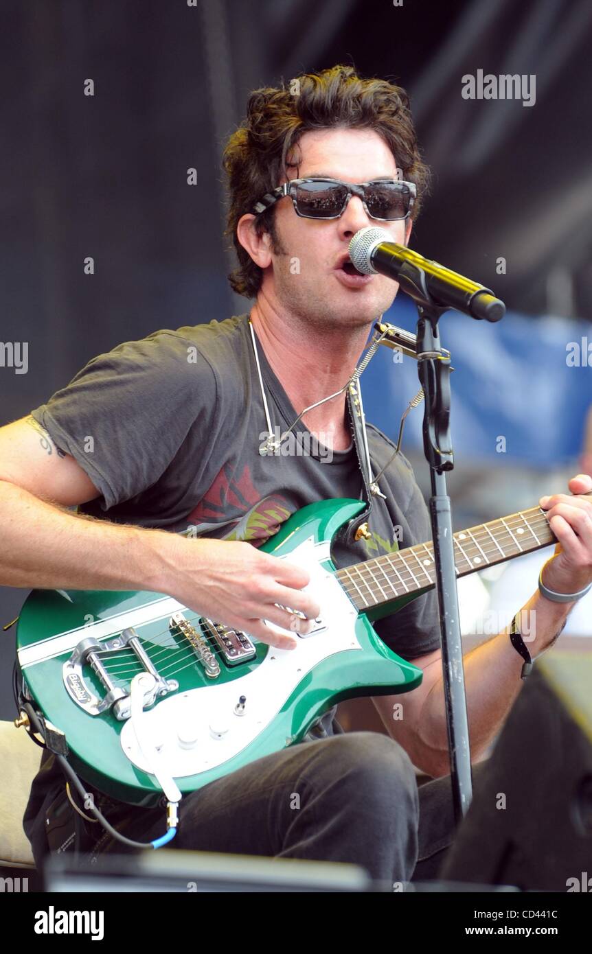 Aug 03, 2008 - Chicago, Illinois, USA - Singer / Guitarist GARRETT ...