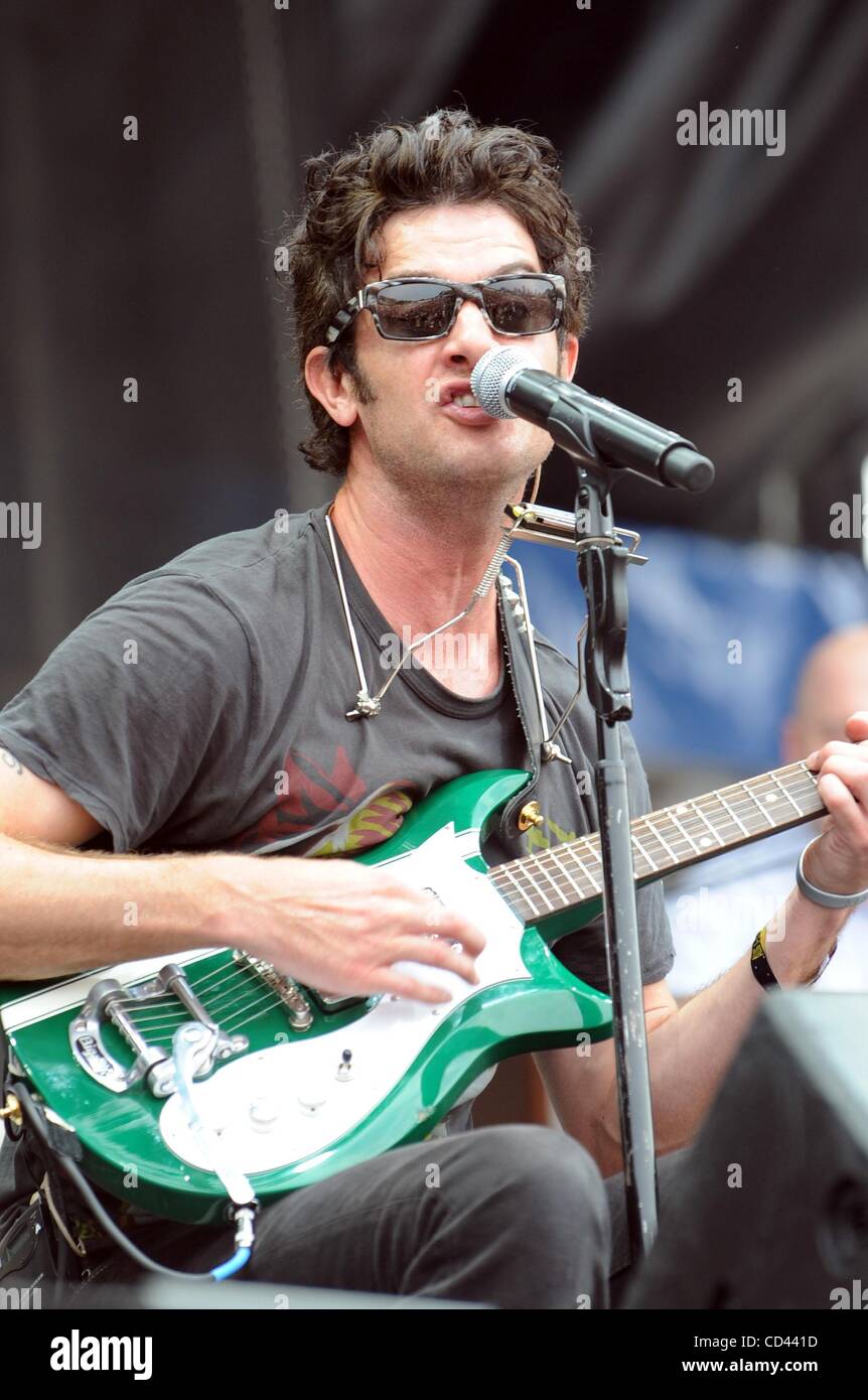 Aug 03, 2008 - Chicago, Illinois, USA - Singer / Guitarist GARRETT ...