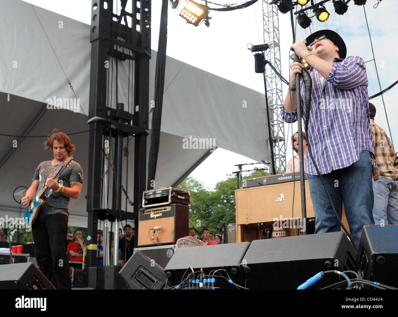 Chic band performs hi-res stock photography and images - Alamy