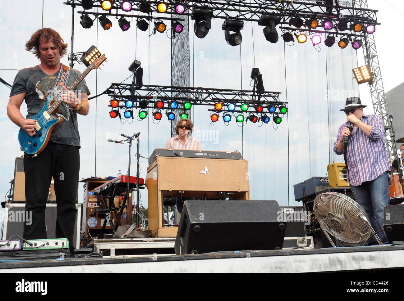 Chic band performs hi-res stock photography and images - Alamy