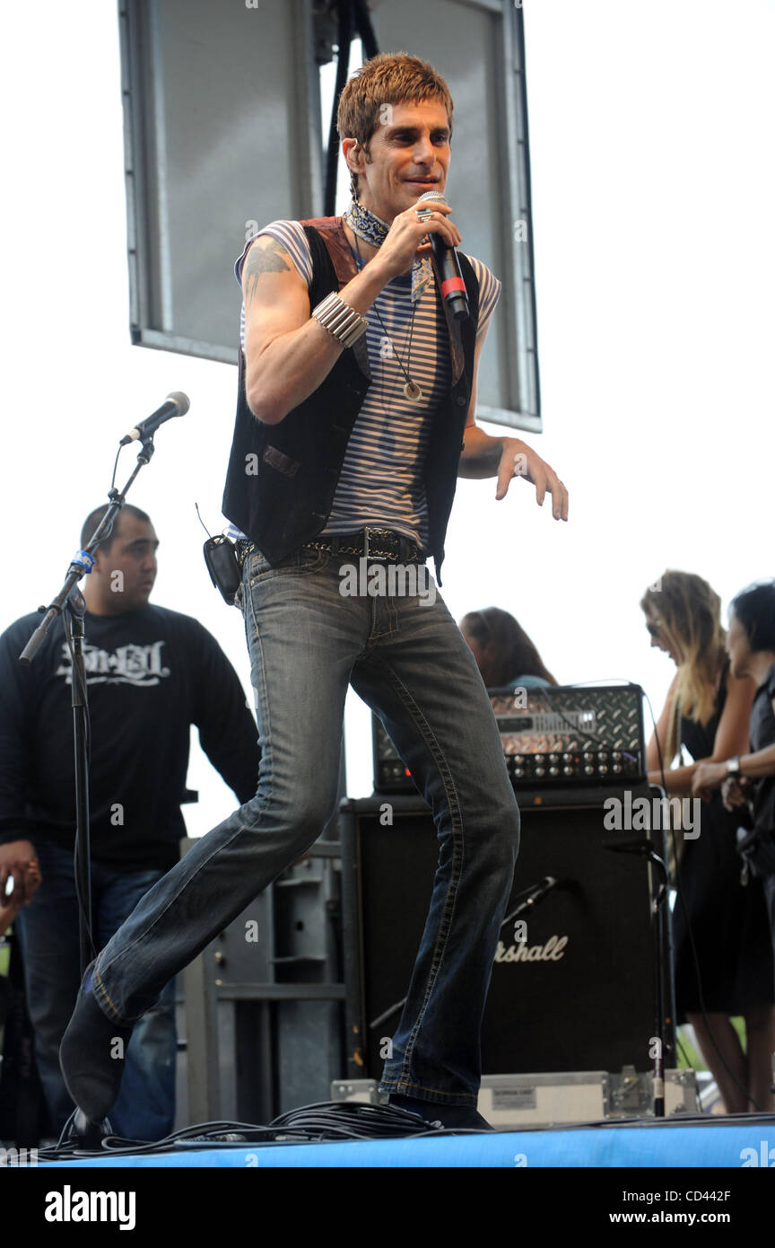 Perry farrell lollapalooza hi-res stock photography and images - Alamy