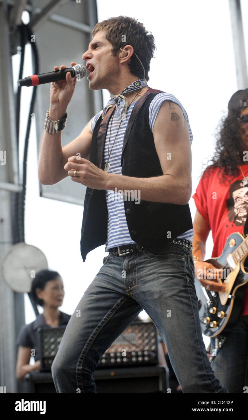 Aug 3, 2008 - Chicago, Illinois, USA - Singer PERRY FARRELL performs at ...