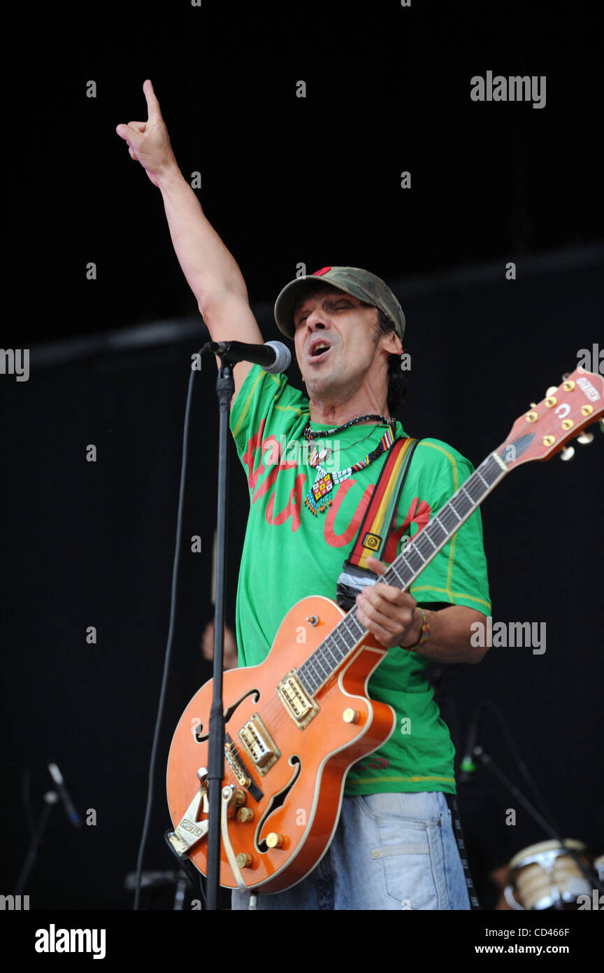 Aug 22, 2008 - San Francisco, California USA - Singer / Guitarist MANU ...