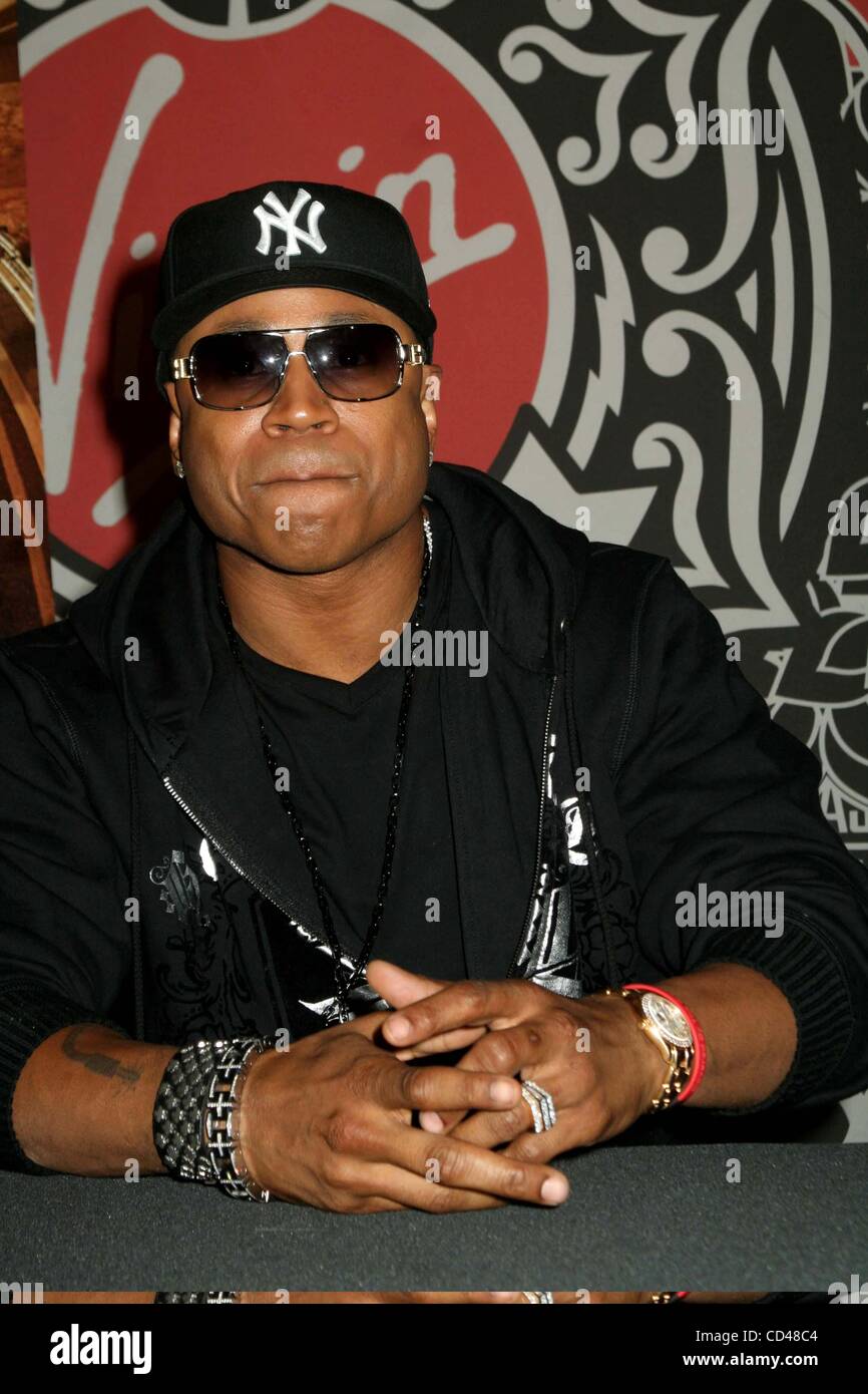 Sept. 9, 2008 - New York, New York, U.S. - LL COOL J SIGN ING CD AT ...