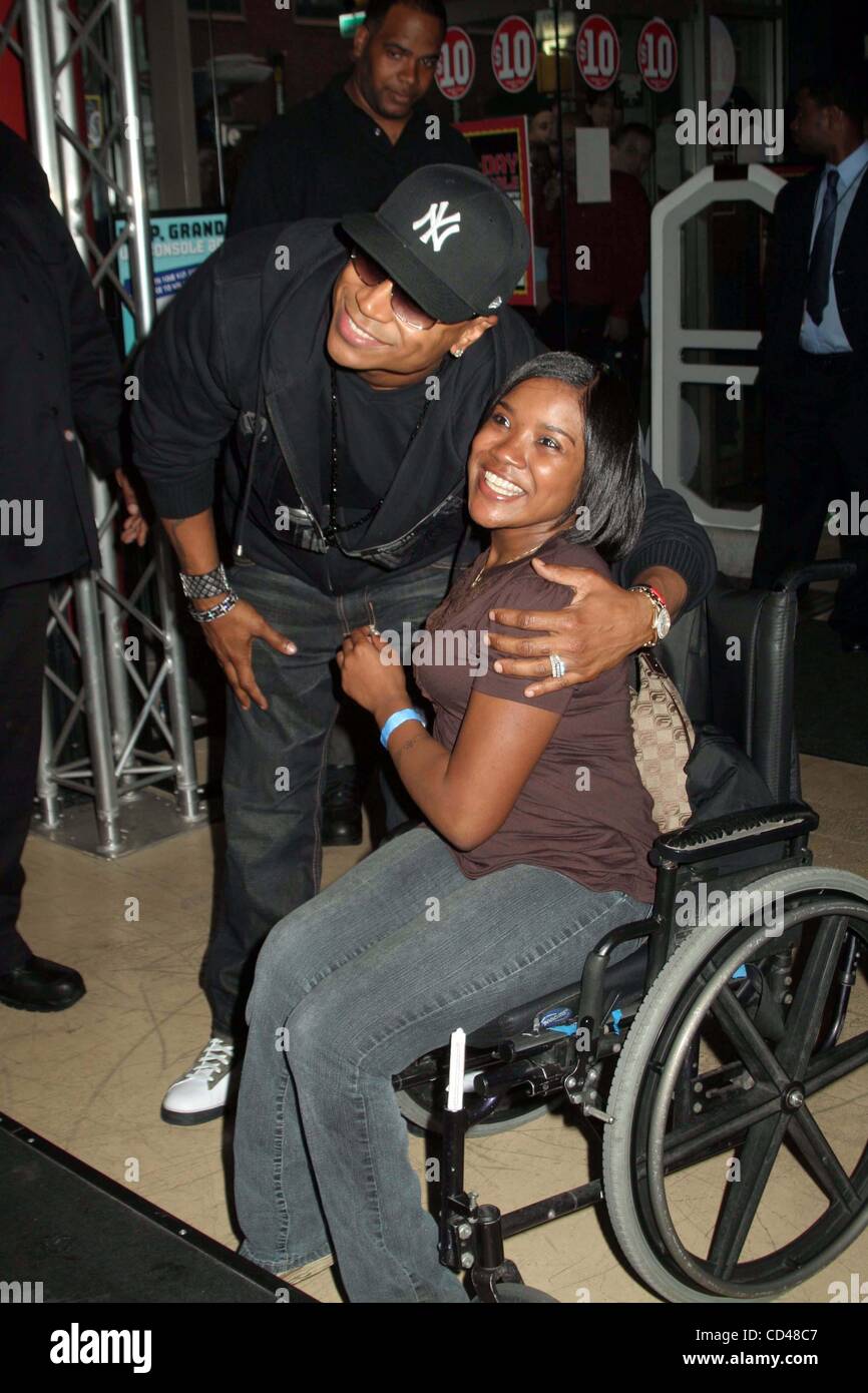 Sept. 9, 2008 - New York, New York, U.S. - LL COOL J SIGN ING CD AT ...