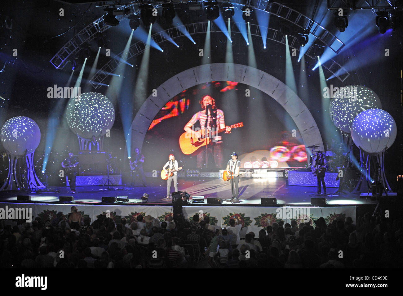 Sep 14, 2008 - Wilmington, North Carolina; USA - (L-R) Singer JENNIFER ...