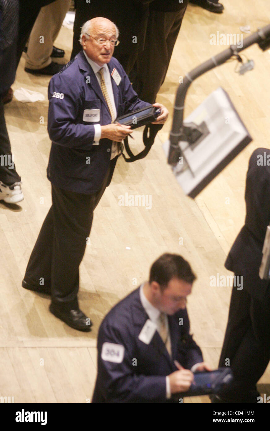 Oct 10, 2008 - New York, NY, USA - Traders work on the floor of the New ...