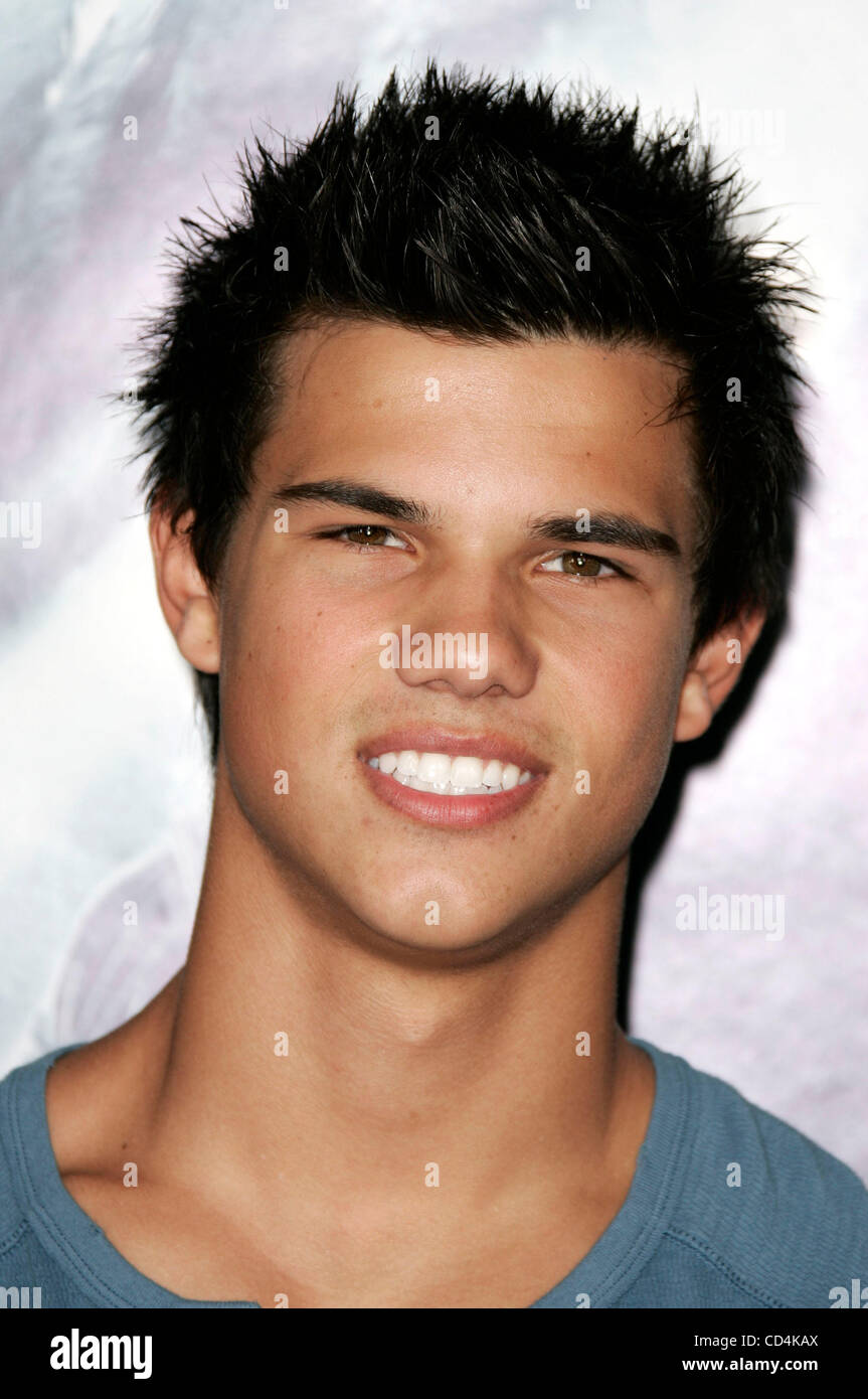Oct 13, 2008 - Hollywood, California, USA - Actor TAYLOR LAUTNER ...