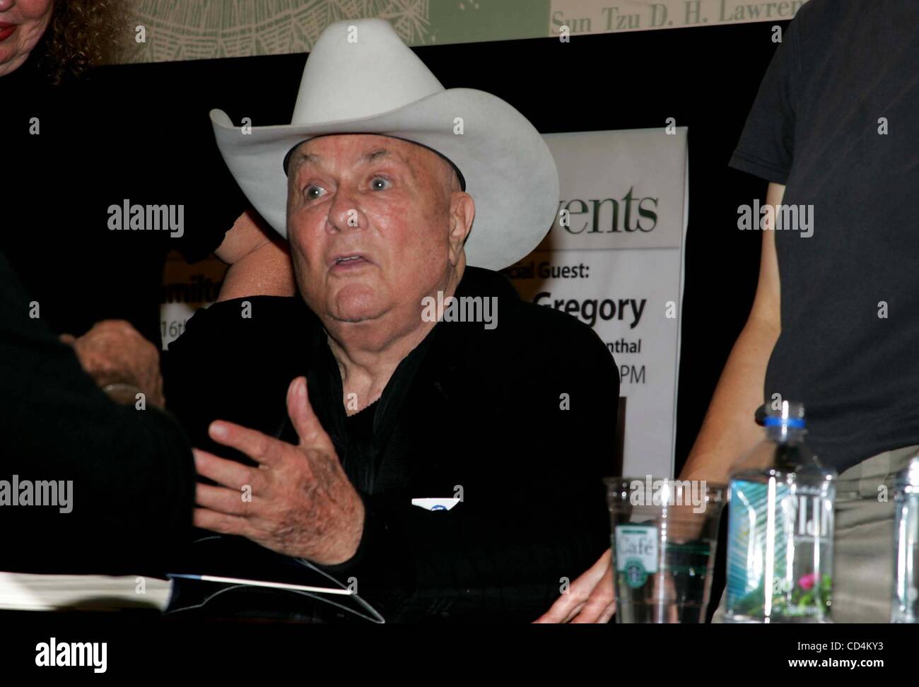 Oct. 14, 2008 - New York, New York, U.S. - TONY CURTIS SIGNING HIS BOOK ...