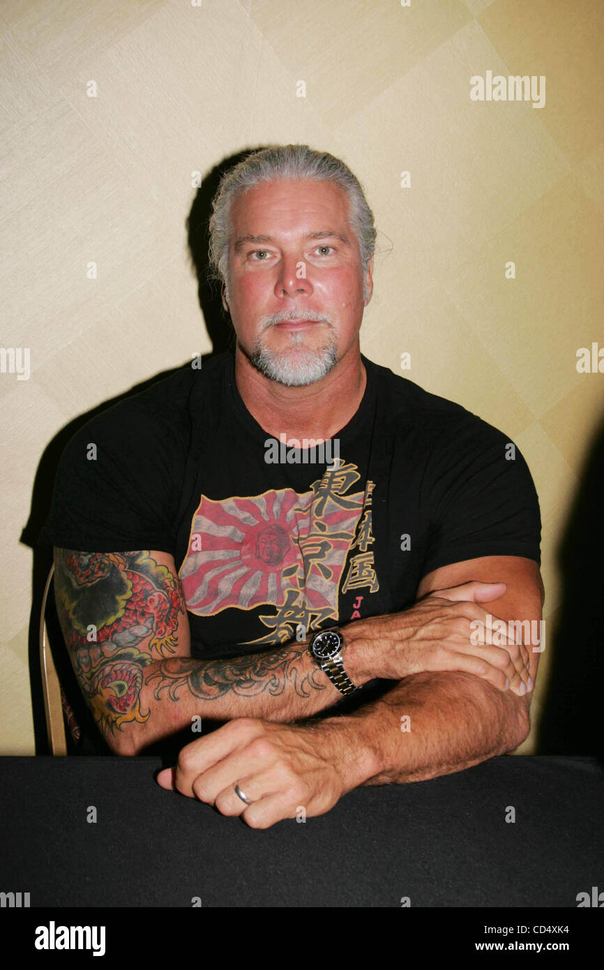 Oct. 24, 2008 - New York, New York, U.S. - K60210RM.CHILLER THEATER ...