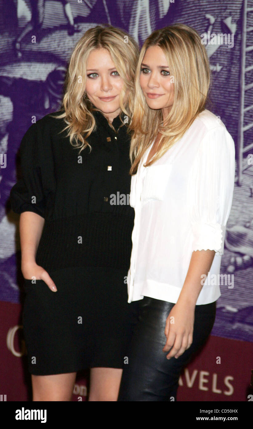 Oct 28, 2008 - New York, NY, USA - Actresses MARY-KATE OLSEN (L) and ...