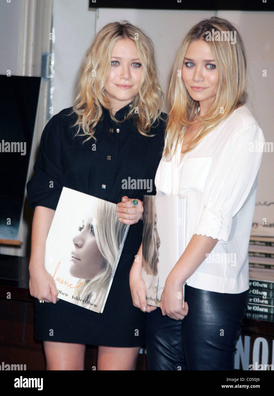 Oct 28, 2008 - New York, NY, USA - Actresses MARY-KATE OLSEN (L) and ...