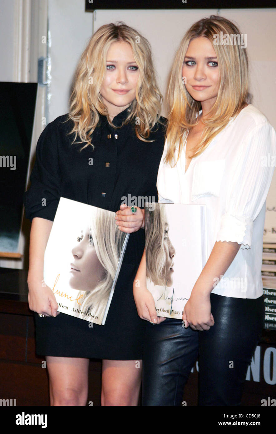 Oct 28, 2008 - New York, NY, USA - Actresses MARY-KATE OLSEN (L) and ...