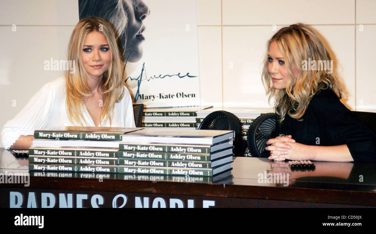 Oct 28, 2008 - New York, NY, USA - Actresses MARY-KATE OLSEN (R) and ...