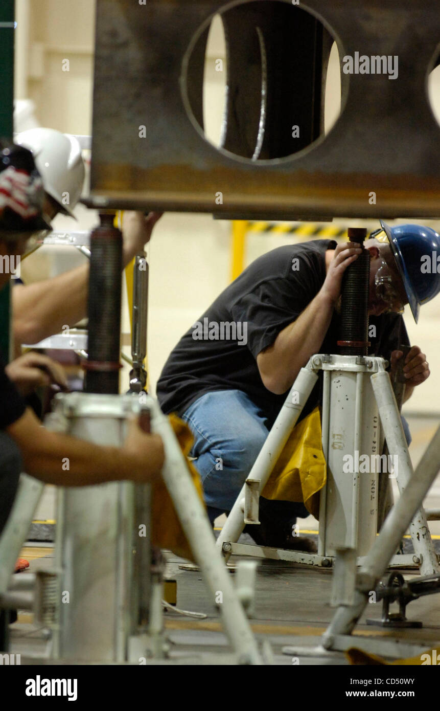 10-29-08--METRO--EDWARDS AFB--ORION--NASA engineers check the weight ...