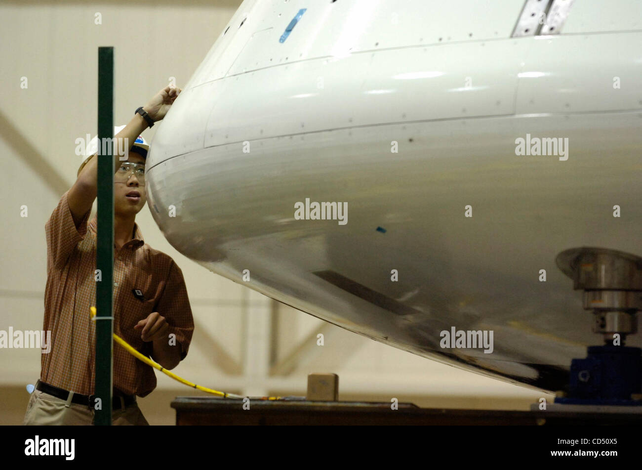 10-29-08--METRO--EDWARDS AFB--ORION--NASA engineers check the weight ...