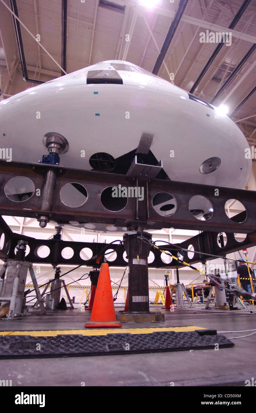 10-29-08--METRO--EDWARDS AFB--ORION--NASA engineers check the weight ...