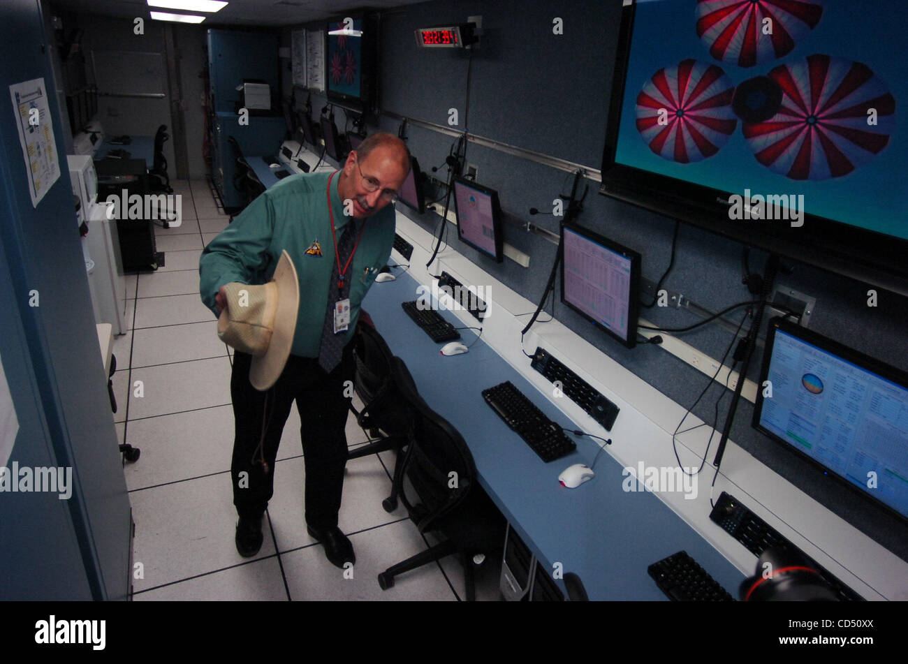 10-29-08--METRO--EDWARDS AFB--ORION--NASA engineers check the weight ...