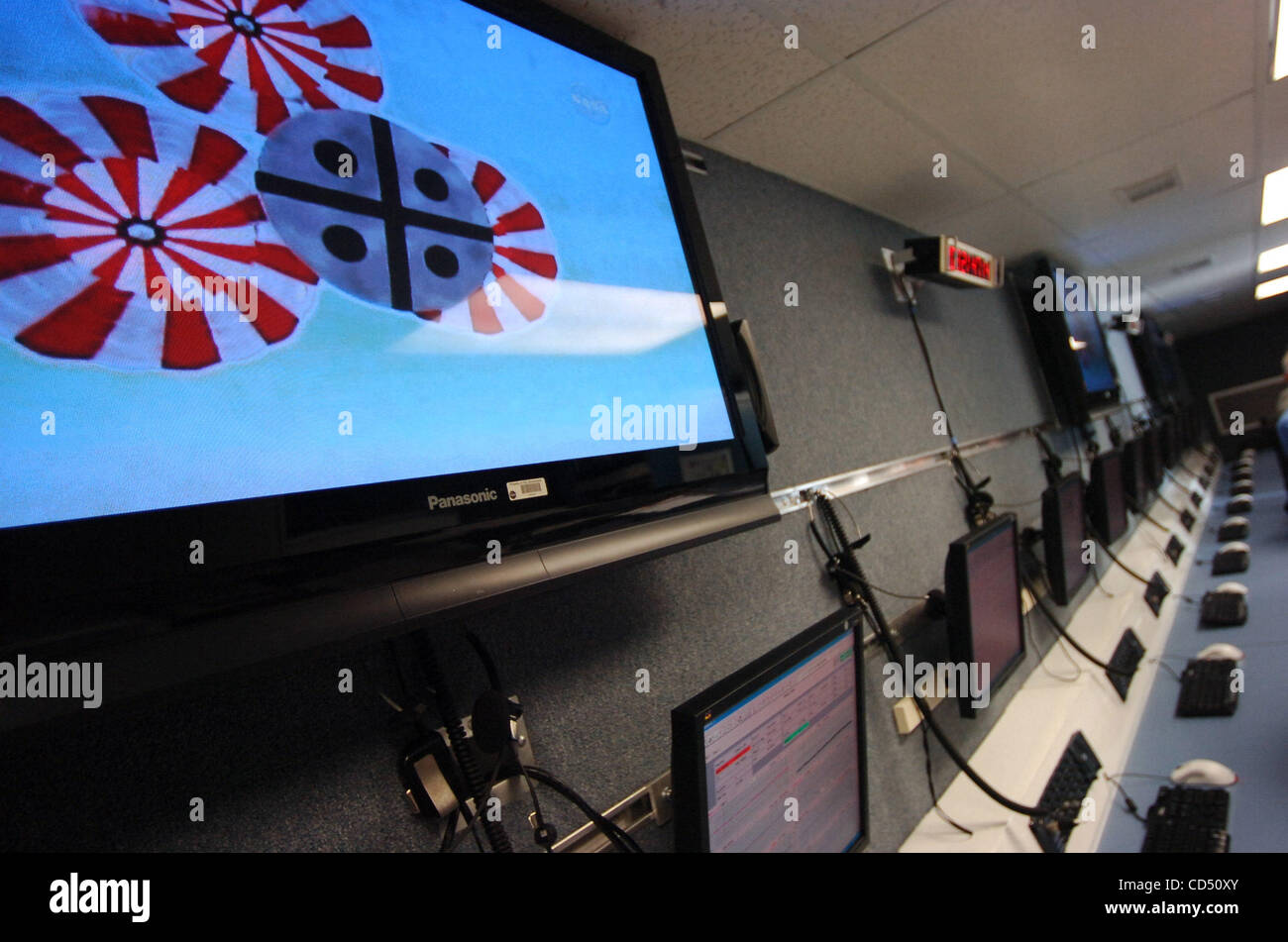 10-29-08--METRO--EDWARDS AFB--ORION--NASA engineers check the weight ...