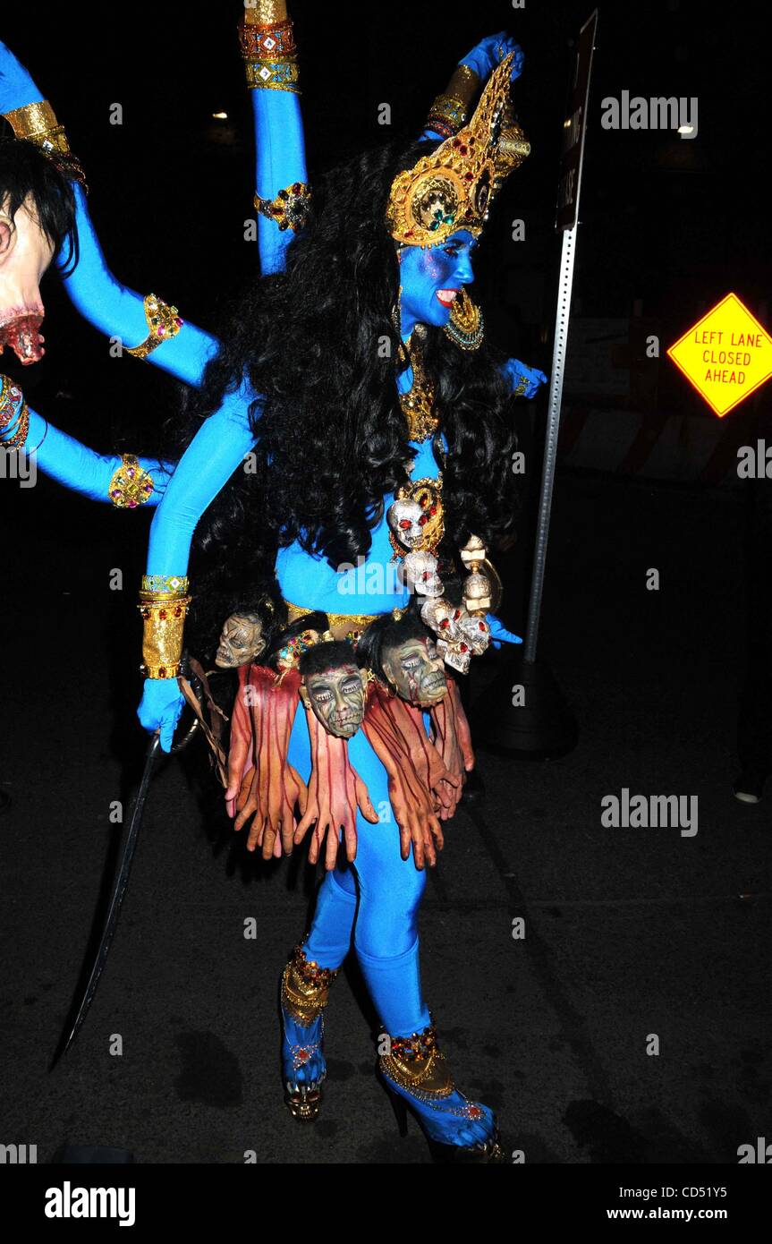 Heidi klum halloween 2008 hi-res stock photography and images - Alamy