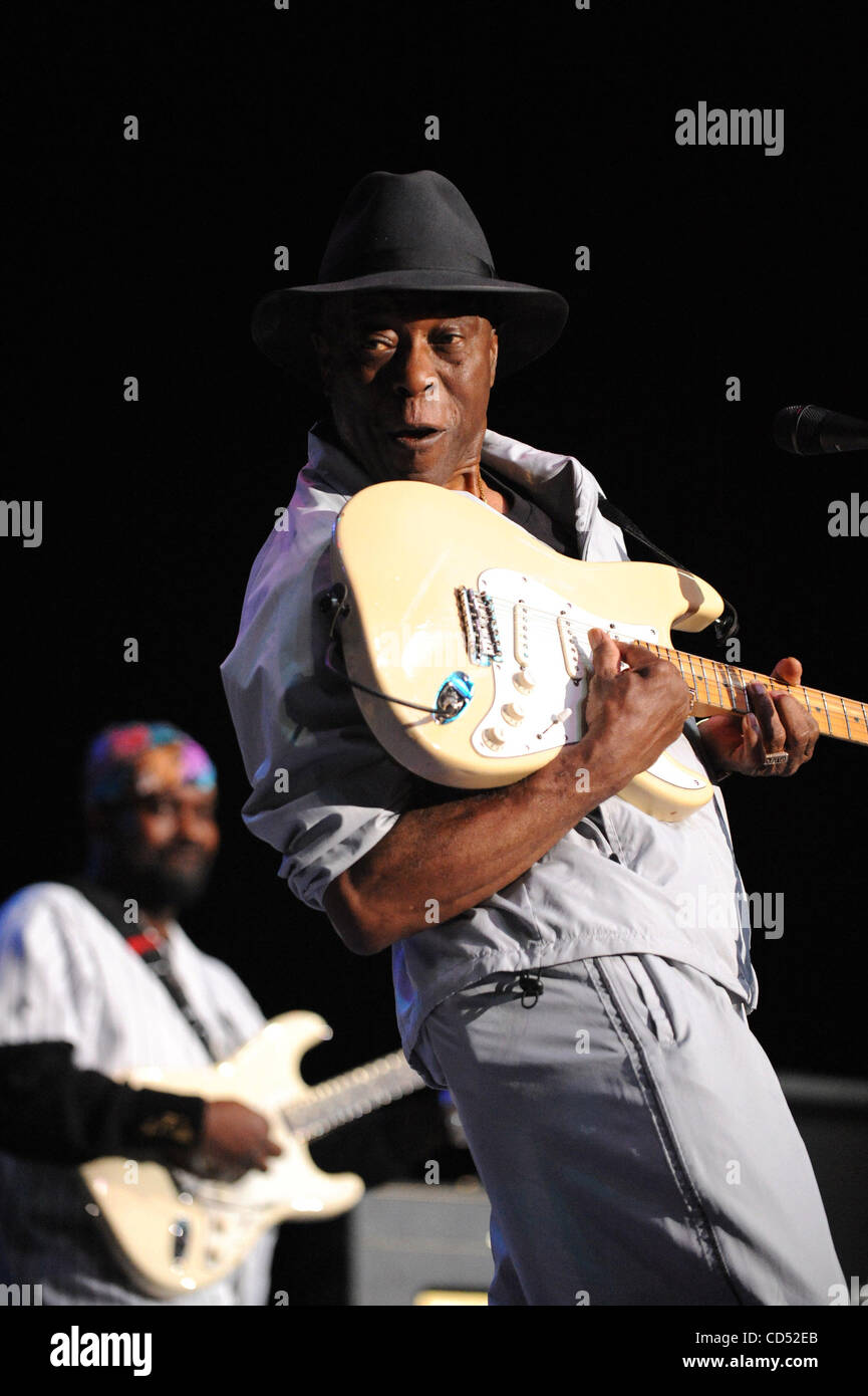 Buddy guy musician hi-res stock photography and images - Alamy