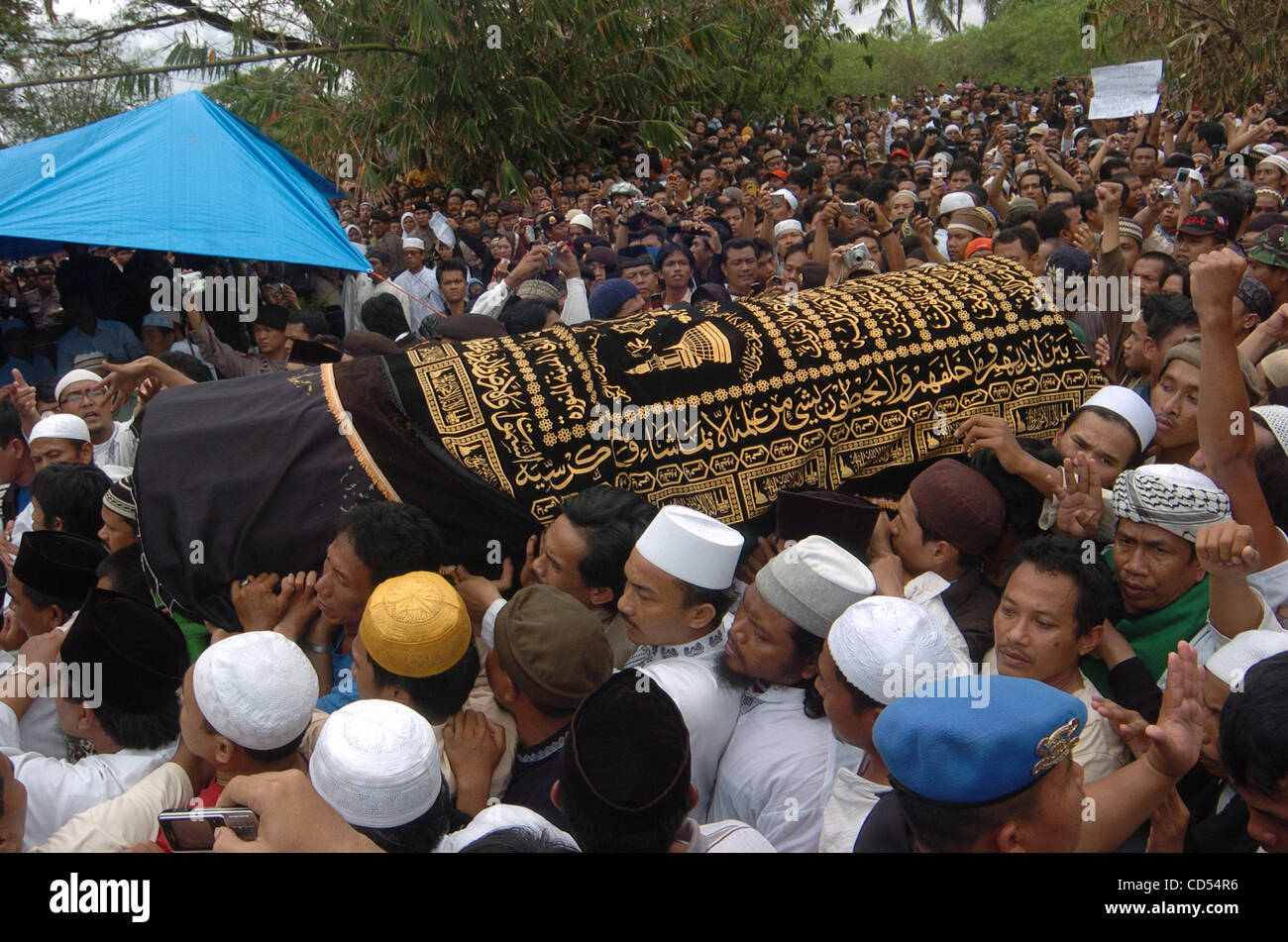 The body of Bali bomber Imam Samudra arrives at a cemetery in Serang ...