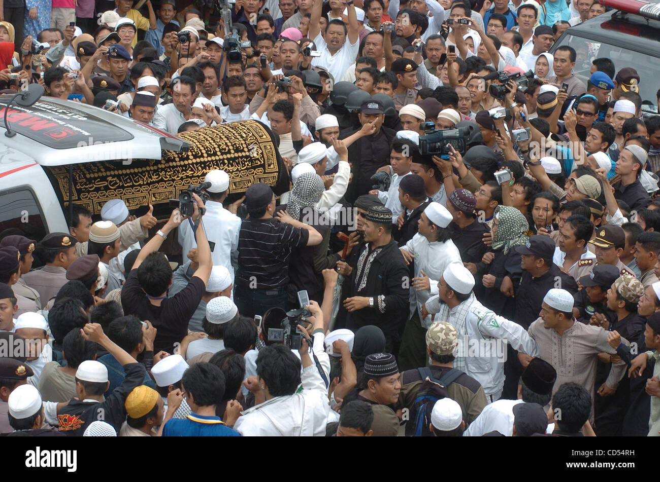 The body of Bali bomber Imam Samudra arrives at a cemetery in Serang ...