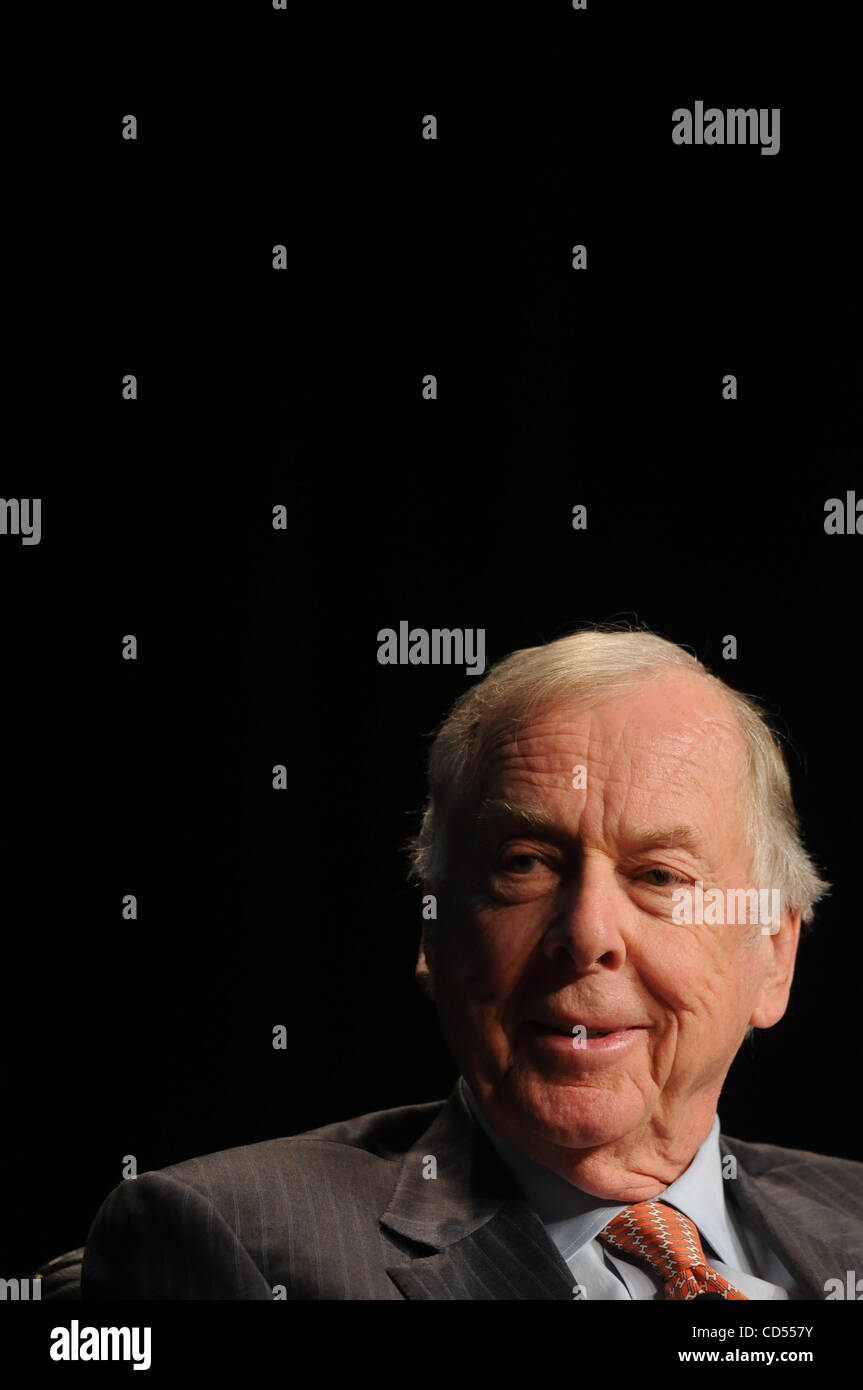Nov 11, 2008 - Phoenix, Arizona, USA - T. BOONE PICKENS, founder and ...