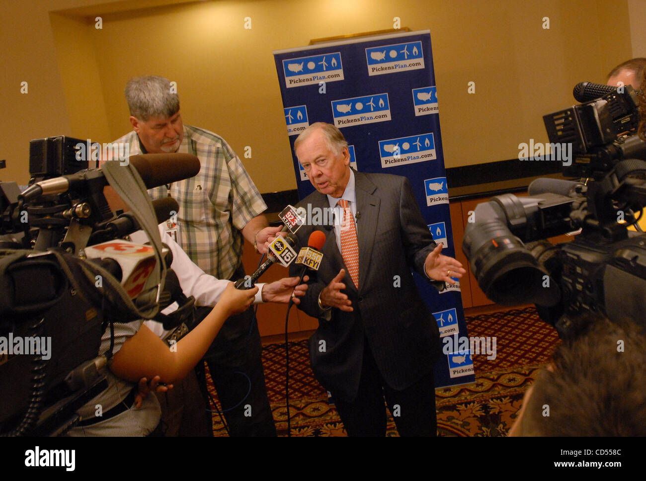 Nov 11, 2008 - Phoenix, Arizona, USA - T. BOONE PICKENS, founder and ...