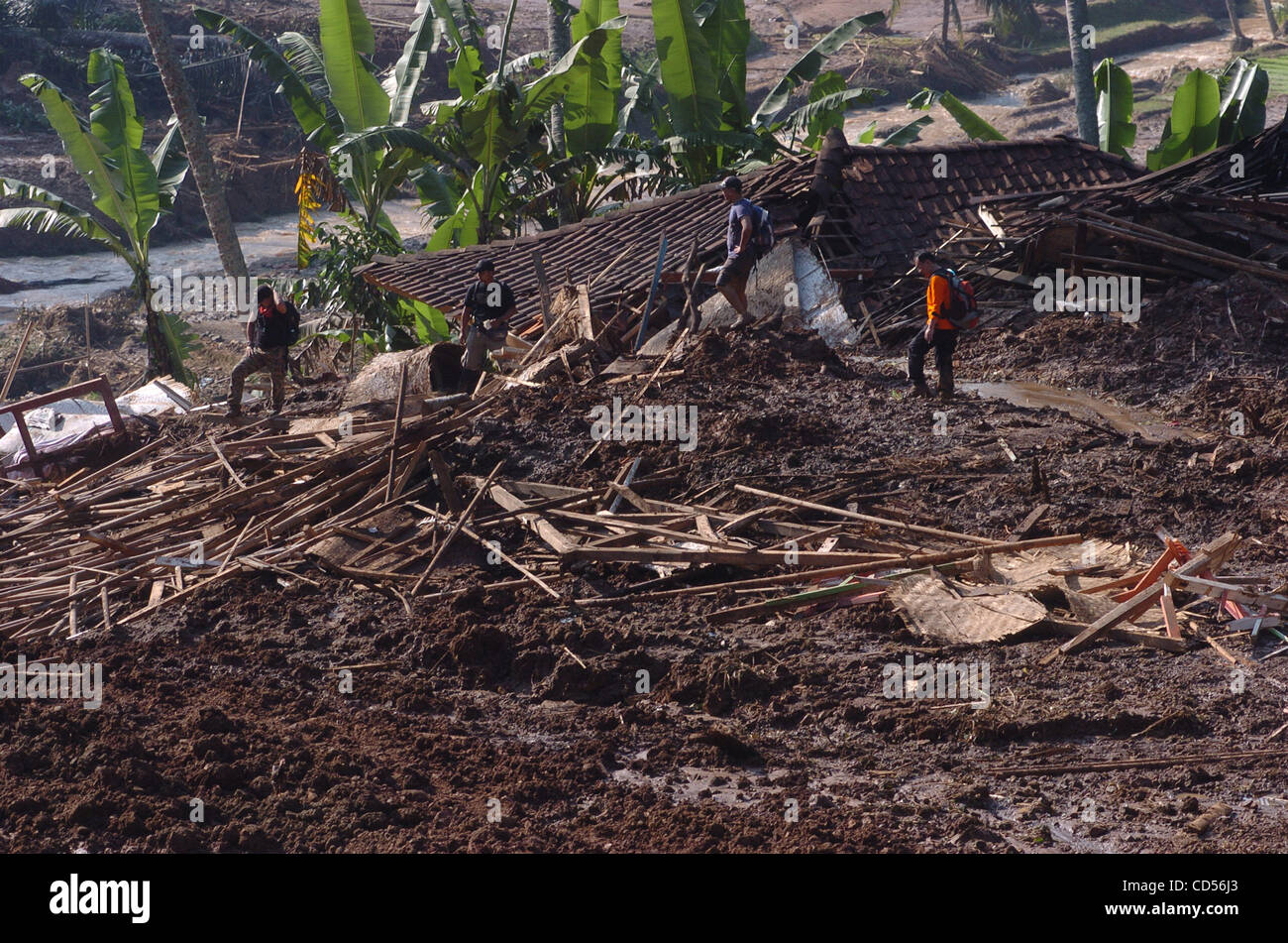 Resque team search for victims of the landslide in Cianjur.West Java ...