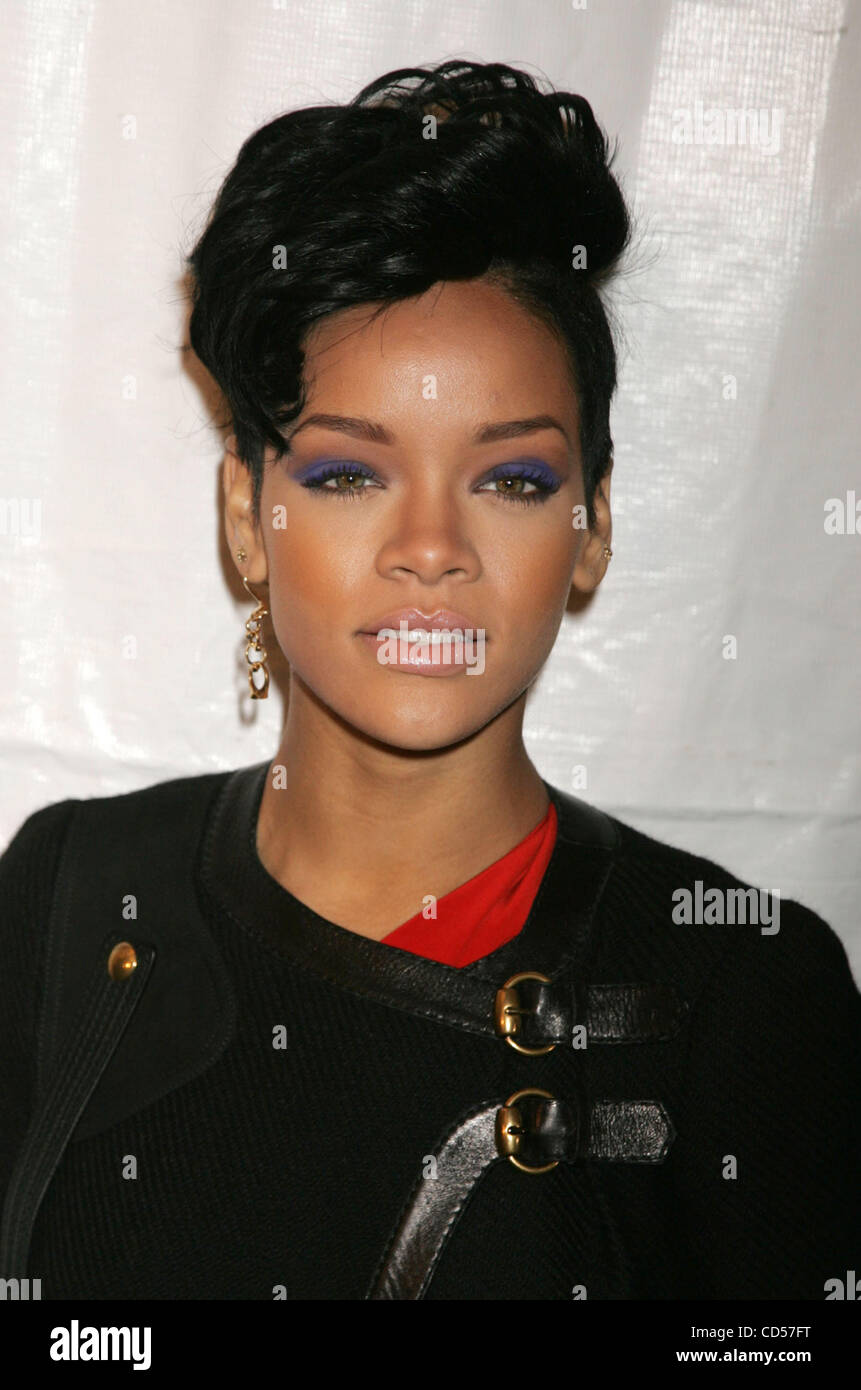Nov 19, 2008 - New York, NY, USA - Singer RIHANNA poses for photos at ...