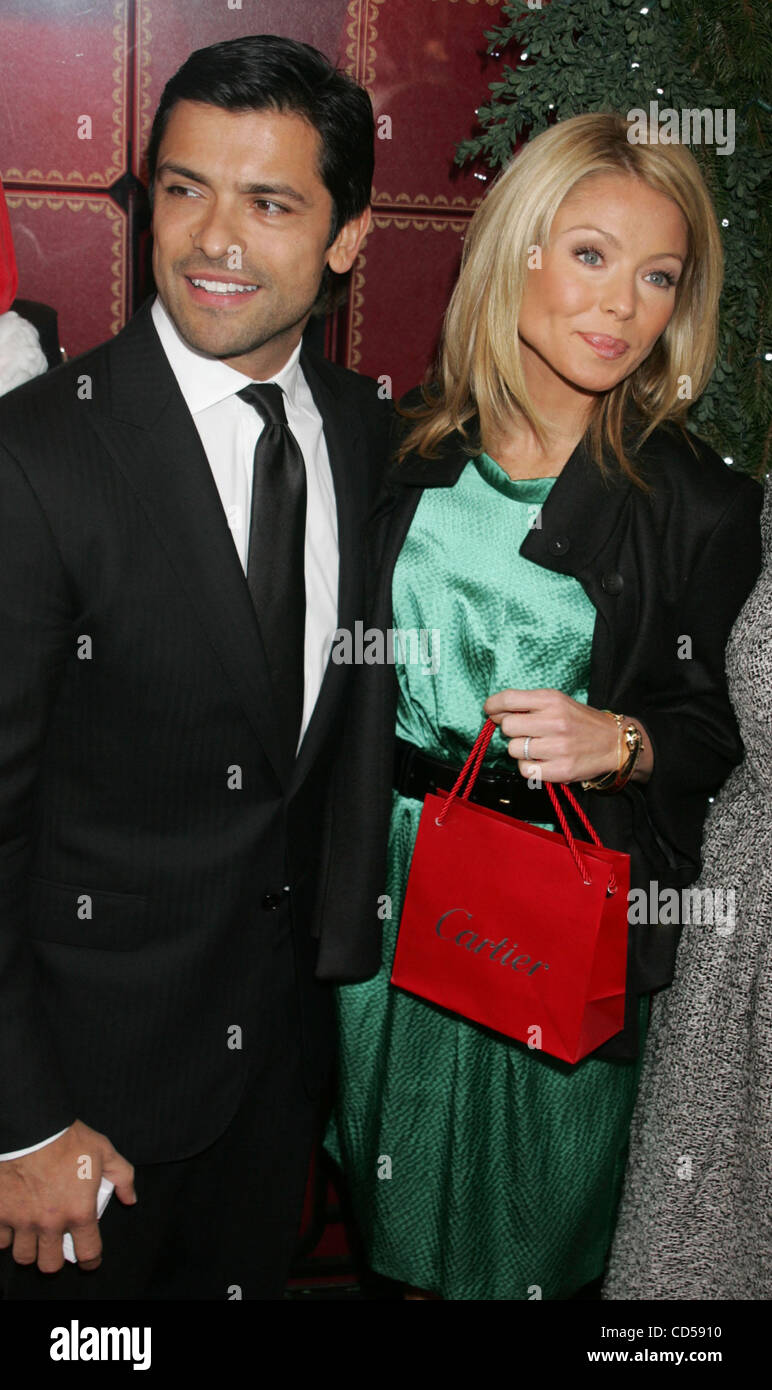 Kelly ripa and husband mark consuelos hi-res stock photography and ...