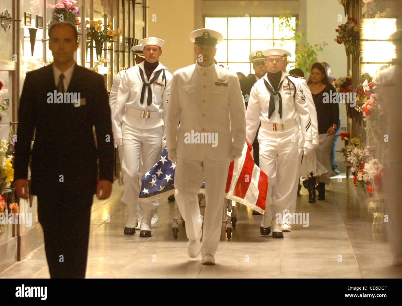 A United States Navy Honor Guard removes the body of an unknown WWII ...