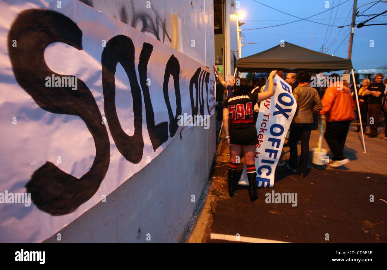 The Oakland Outlaws versus the San Francisco ShEvil Dead roller derby ...