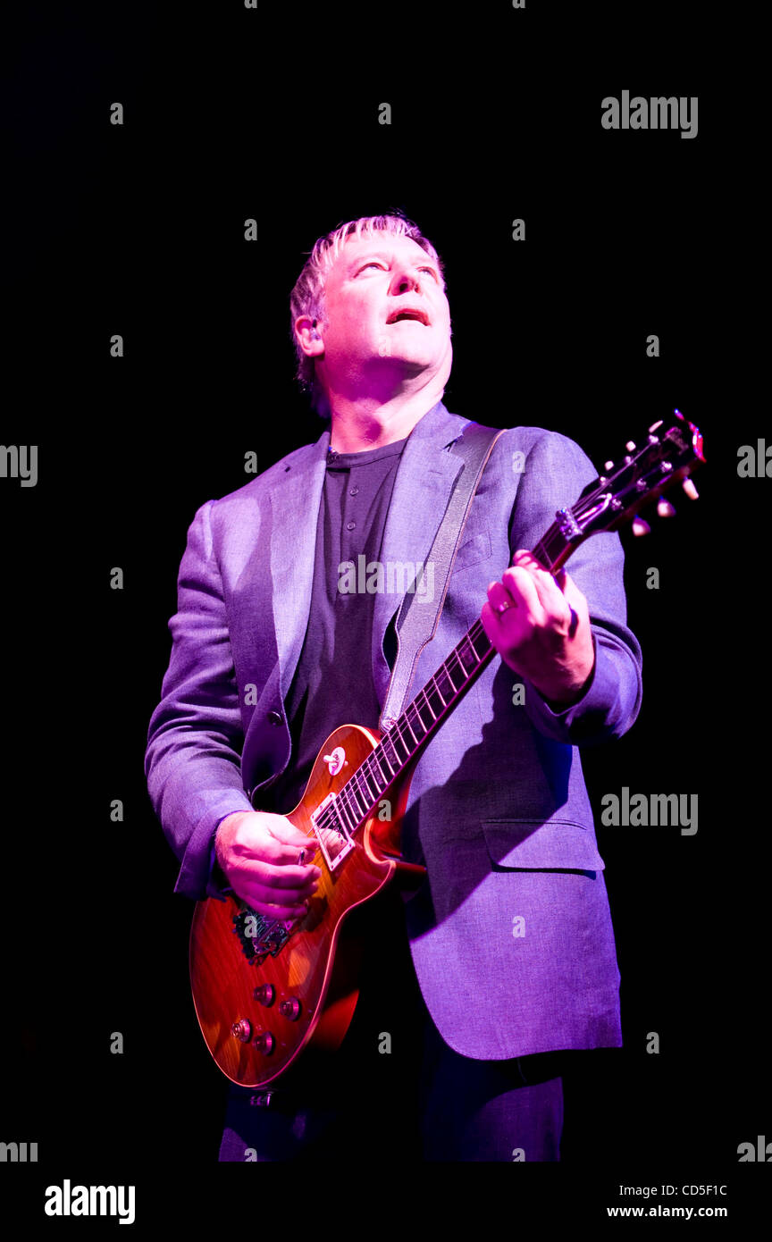 Alex lifeson hi-res stock photography and images - Alamy