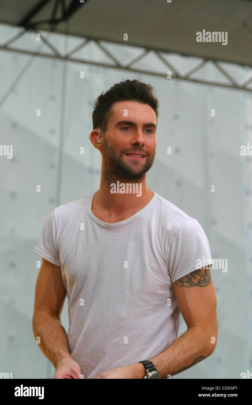 Maroon 5 photos hi-res stock photography and images - Alamy