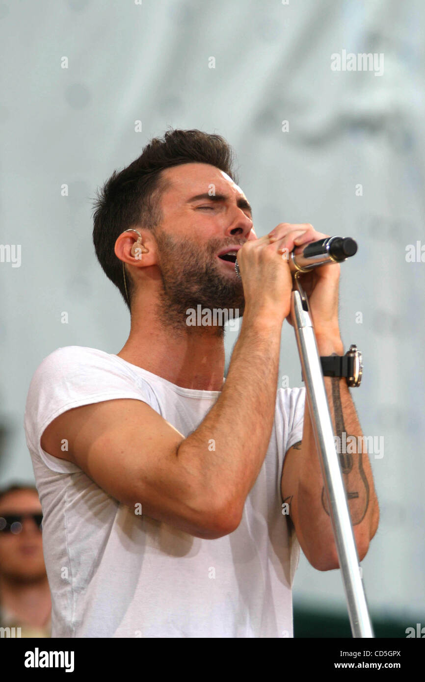 Maroon 5 photos hi-res stock photography and images - Alamy