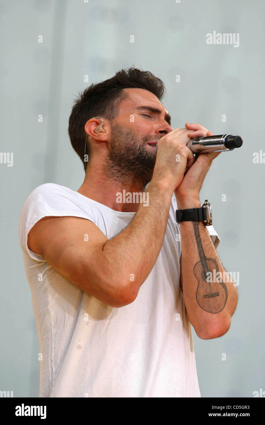 Maroon 5 photos hi-res stock photography and images - Alamy