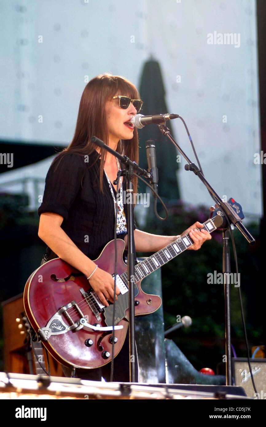 July 25, 2008 - New York, New York, U.S. - K59064BCO.Feist performs on ...