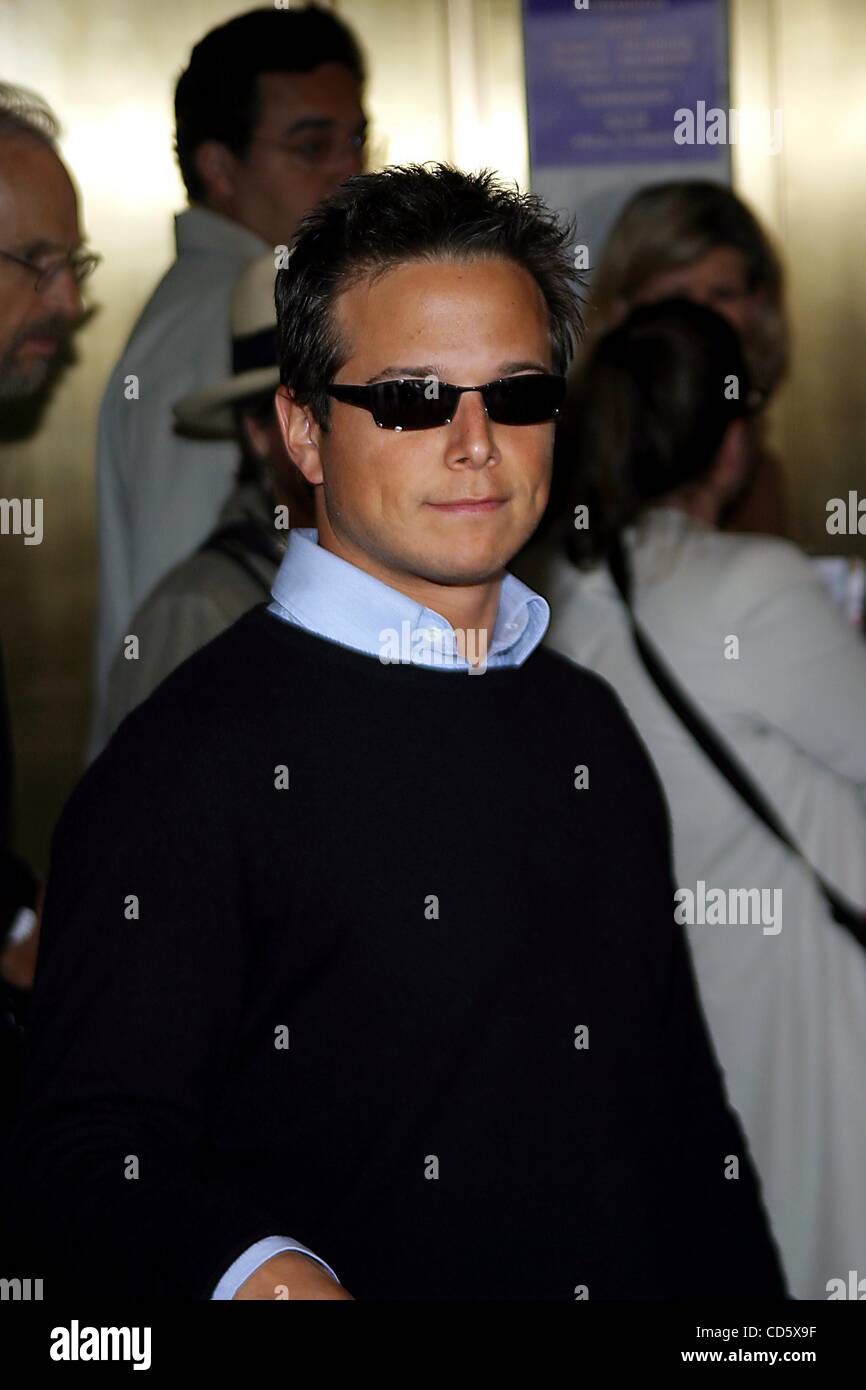 May 16, 2003 - New York, New York, U.S. - K30758RM SD0516.OUT AND ABOUT ...